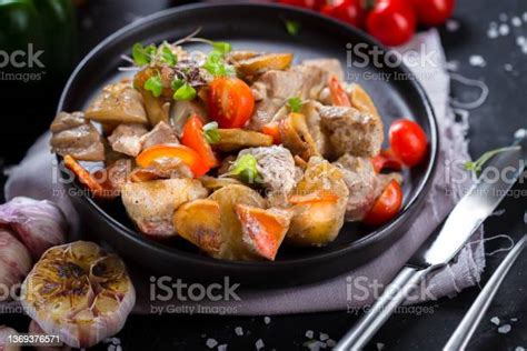 접시에 야채와 버섯 체리 토마토 검은 고립 된 배경에 칼붙이 상단 튀김 고기 거짓말 건강한 식생활에 대한 스톡 사진 및 기타