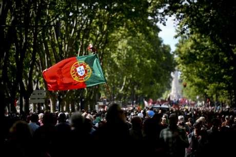 Portugal os fuzis e os cravos 40 anos da revolução