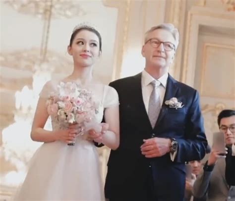 吉娜晒与爸爸一起看秀 爸爸西装笔挺头发花白依旧绅士优雅 新浪图片