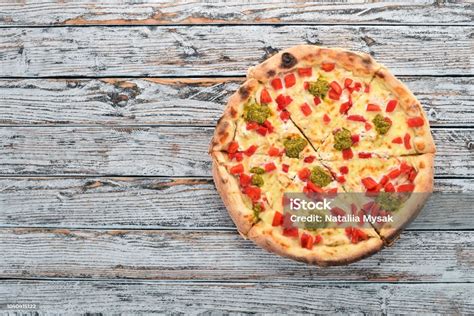 ペストソースとパプリカのピザイタリア料理木製の背景本文の空きスペース平面図です おやつのストックフォトや画像を多数ご用意 おやつ