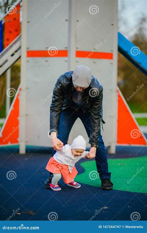 Feliz Família Amorosa Pai E Sua Filha Menina Brincando E Abraçando Ao