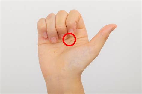絶対寝れないすぐできる眠気覚ましのツボ飲み物食べ物とは タウンワークマガジン