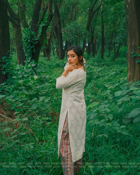 Shabana শাবানা কমলা তাঁতের কাপড়ের ধূসর পাড়জুড়ে রয়েছে মাল্টিকালার