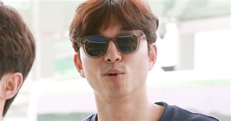 공유 반가운 얼굴에 반가운 표정 공항패션