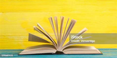 나무 책상 테이블과 추상노란색 배경에 책 교육 배경 공간을 복사합니다 학교로 돌아갑니다 오솔길에 대한 스톡 사진 및 기타 이미지 Istock