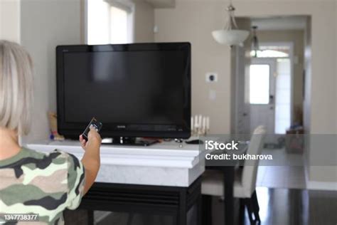 Tv를 켜려고 하는 여성 텔레비전에 대한 스톡 사진 및 기타 이미지 텔레비전 고장 리모콘 Istock