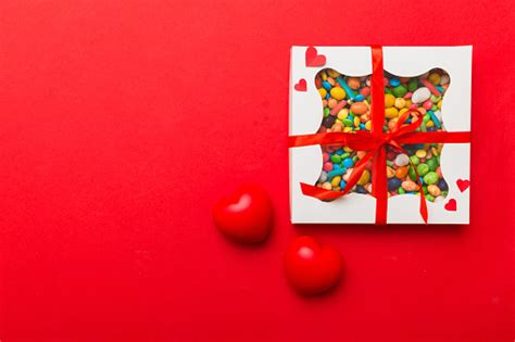 발렌타인 데이 구성 달콤한 사탕 활과 빨간색 펠트 하트가 있는 선물 상자 사진 템플릿 배경 복사 공간이 있는 상단 뷰 선물 상자에 대한 스톡 사진 및 기타 이미지 Istock