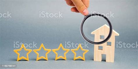 네 개의 별과 회색 배경에 목조 주택 성공 피드백 비평가의 좋은 평가 호텔 등급 서비스 품질 개요 레스토랑 주택 고객 4에 대한 스톡 사진 및 기타 이미지 Istock