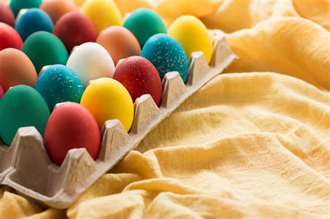 노란색 빨간색 주황색 파란색 녹색 부활절 달걀 유기 염료로 착색 노란색 면 직물에 골판지 기차에 제로 폐기물 휴일 전통적인 부활절 부활절 개념 0명에 대한 스톡 사진 및