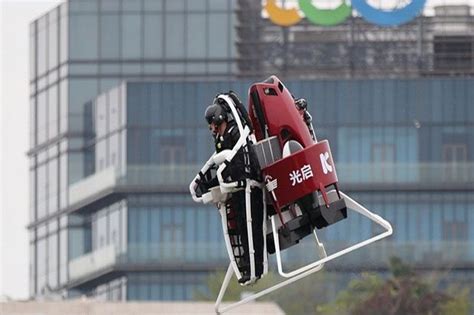 Pakai Jetpack Bisa Seperti James Bond Dan Iron Man