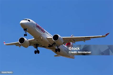 Hbjcd 스위스 국제 항공 봄바디어 Bd500 Cseries Cs300 항공기 푸른 하늘 배경에 별 모양에 대한 스톡 사진 및