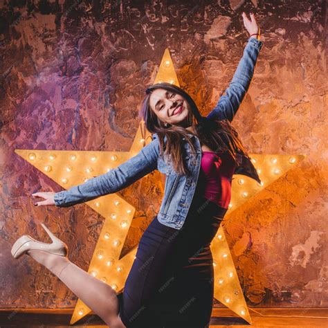 스타에서 매력적인 웃는 소녀 무료 사진