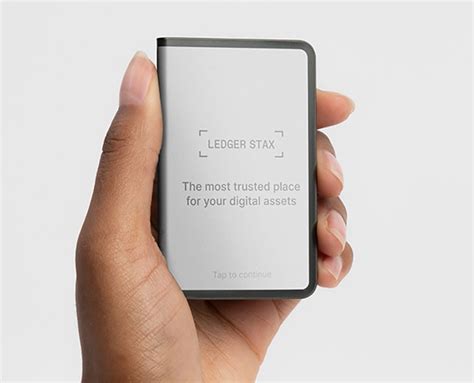 Обзор аппаратного кошелька Ledger Stax 2023