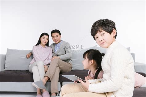พี่ชายและน้องสาวกำลังดูมิตรภาพแท็บเล็ต Hd ภาพถ่ายแท็บเล็ต การศึกษา