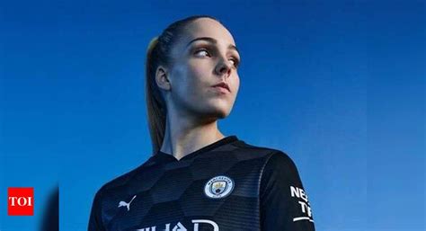 Ellie Roebuck Signs New Three Year Deal With Manchester City Football