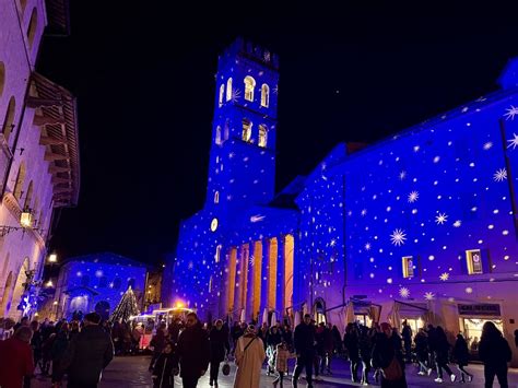 Natale Ad Assisi Gli Affreschi Di Giotto Illuminano La Città Foto