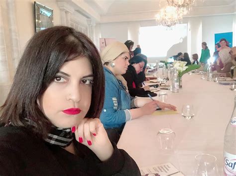 زغاريد وغناء خلال تشييع جنازة الناشطة التونسية لينا بن مهنى فيديو