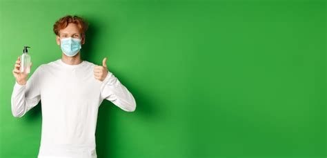Vírus Covid E Conceito De Distanciamento Social Sorrindo Jovem Com
