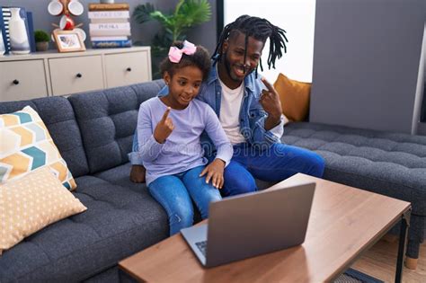 Padre E Hija De áfrica Haciendo Videollamadas En Una Laptop En Casa