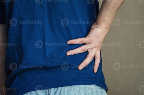 Um Homem Segurando Suas Costas Dor Nas Costas 3154603 Foto De Stock No Vecteezy