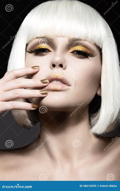 Красивая девушка в белом парике с составом золота и ногтями Праздничное изображение Сторона