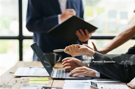 회의실의 책상에있는 비즈니스 인력 분석 비용 그래프 비즈니스 팀 브리핑 계획과의 팀워크 사무실에서 창조적 인 창업 비즈니스