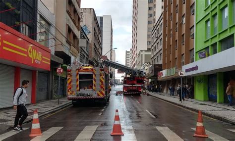 Pichadores ficam presos em prédio no Centro de Curitiba
