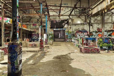 무료 이미지 건축물 도로 거리 늙은 시티 분위기 어두운 더러운 홀 부서진 바자 시장 부식 파멸 오래된 건물 낙서 의해 파괴됨 공공 장소