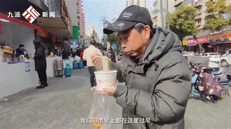 近日，湖北武汉。寒冬丝毫不影响武汉人街边过早的热情，早餐店老板：降温不影响客流量，10点之前买早餐甚至还需要排队