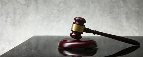법률 법률 개념 법정 이나 법 집행 사무실에서 테이블에 나무 판사 망치와 함께 법률 책을 엽니 다 텍스트 공간 복사 0명에 대한