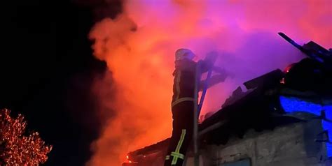 У Луцькому районі вночі дві години гасили пожежу фото — новини