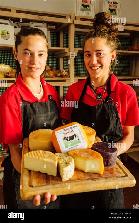Fabricacion Artesanall De Queso Binibeca De Jaume Pons Denominacion