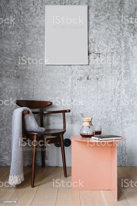 나무 의자와 테이블이 있는 객실의 로프트 인테리어 디테일 암체어에 대한 스톡 사진 및 기타 이미지 암체어 커피 마실 것