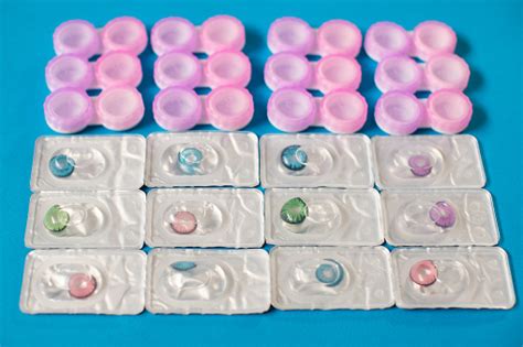 블루 배경에 물집과 콘택트 렌즈 케이스의 컬러 콘택트 렌즈 0명에 대한 스톡 사진 및 기타 이미지 0명 건강관리와 의술