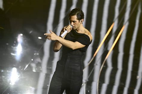 Rivoluzione Mahmood A Sanremo Con I Tacchi E Le Spalle Nude è Il Re Di