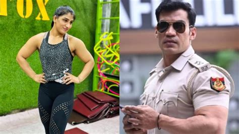 बागपत के रहने वाले तिहाड़ के जेलर दीपक शर्मा से महिला पहलवान रौनक गुलिया ने 51 लाख ठग लिए