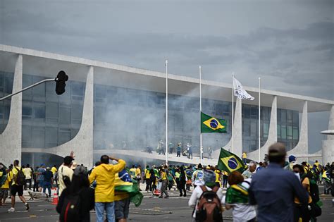Políticos De Curitiba E Paraná Estão Presos Por Vandalismo Em Brasília