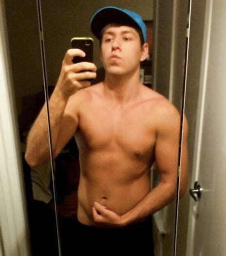 Flexing Shirtless Image 746672 Thisvid Tube