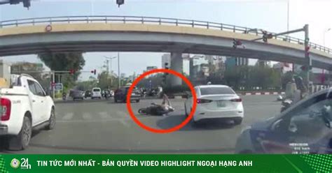 Clip Dừng Xe Chờ đèn đỏ Cực Chuẩn” Cô Gái Bị ô Tô Tông Ngã Ngửa