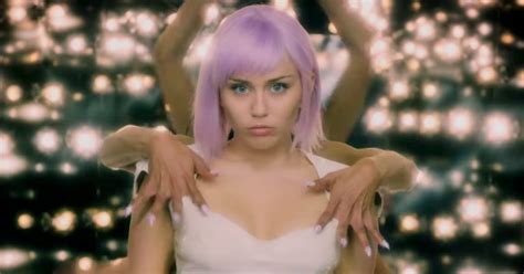 Miley Cyrus Reveals How Shes Been Practicing Safe Sex During Covid 19