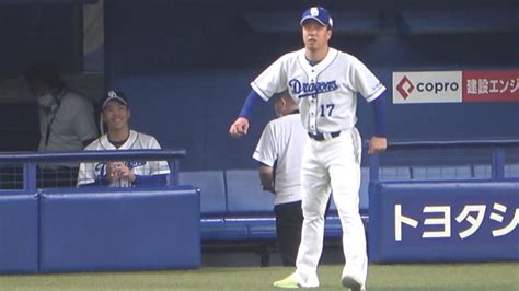 右膝に打球が直撃した柳、わざとらしく足を引き摺ってお立ち台に登場（笑） 20220828 Youtube