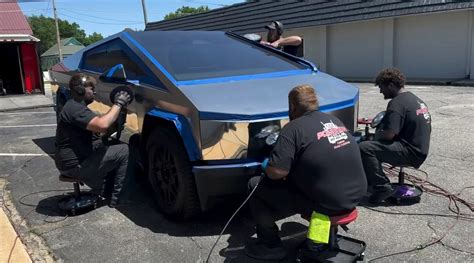 Dit Gebeurt Er Als Je Een Tesla Cybertruck Lang Genoeg Poetst