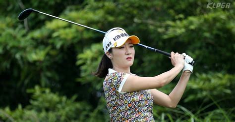 티샷 치는 오지현