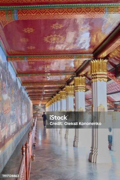 벽화로 장식된 긴 복도 불교 사원의 일부입니다 한 남자가 복도를 따라 거리로 들어갔다 건축에 대한 스톡 사진 및 기타 이미지 건축 건축물 과거 Istock