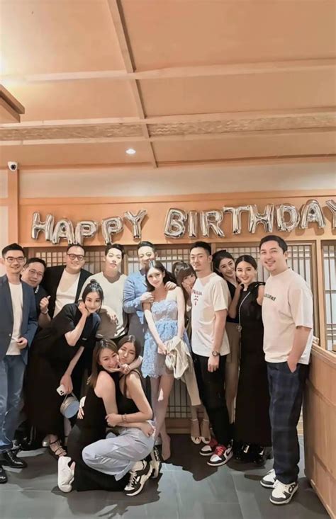 汪小菲夫妇婚后亲吻照曝光 Mandy捧老公脸亲吻好甜