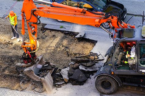 굴삭기가 거리 수리 중에 양동이로 오래된 아스팔트 층을 분해합니다 0명에 대한 스톡 사진 및 기타 이미지 0명 거리 건설 산업 Istock