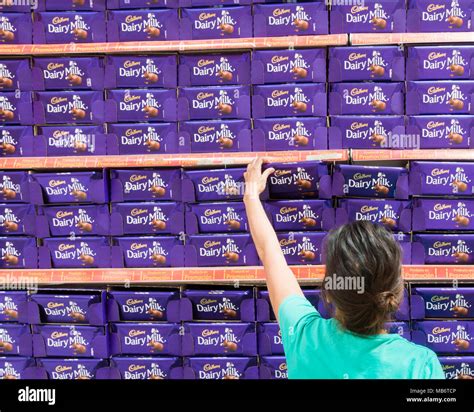 Frau Auswahl Cadbury Milk Chocolate Bar Vom Supermarkt Stockfotografie