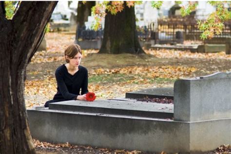 Два месеци на гробот од сопругот гледаала туѓо цвеќе а потоа ја