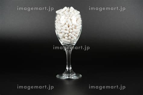 サプリメント 白い錠剤 黒背景の写真素材 226612209 イメージマート