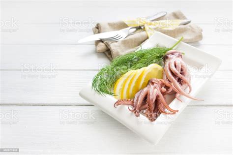 레몬과 딜 나무 칠판에 하얀 접시에 오징어 촉수 해산물 레스토랑 메뉴 건강한 생활방식에 대한 스톡 사진 및 기타 이미지